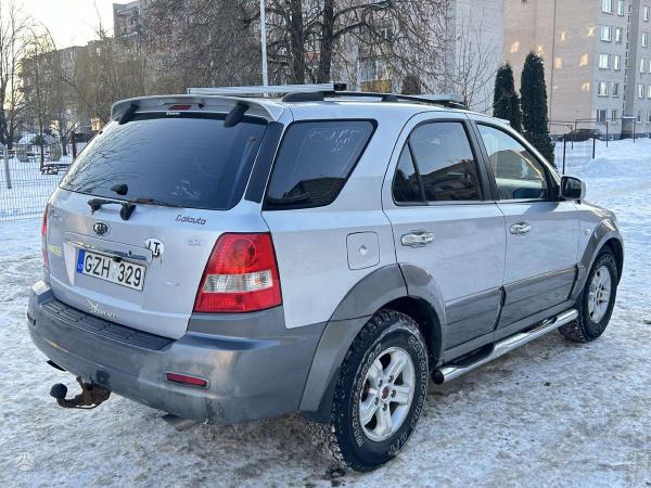 Grey Kia Sorento 2006 in Ukmerge, with an engine capacity of 2.50 L and mileage of 350 thousand km for 1350 €, photo 4 on AUTOMOTO.COM.LV
