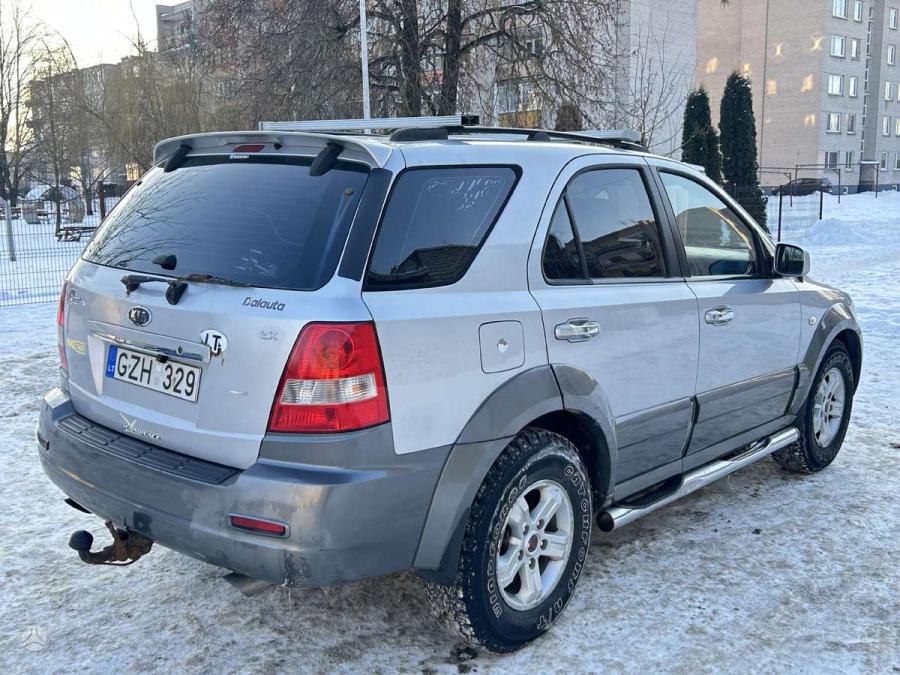 Grey Kia Sorento 2006 in Ukmerge, with an engine capacity of 2.50 L and mileage of 350 thousand km for 1350 €, photo 4 on AUTOMOTO.COM.LV