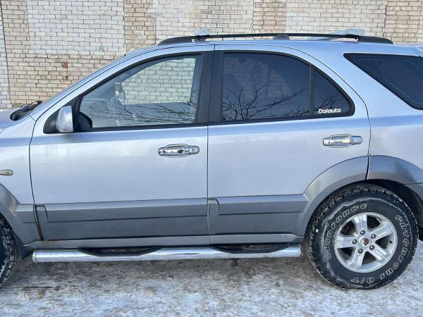 Grey Kia Sorento 2006 in Ukmerge, with an engine capacity of 2.50 L and mileage of 350 thousand km for 1350 €, photo 5 on AUTOMOTO.COM.LV