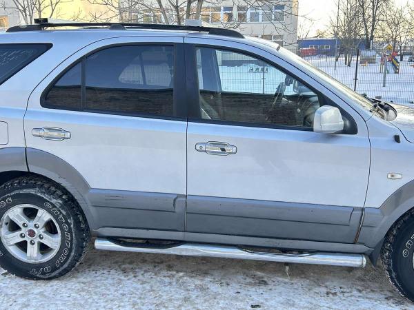 Grey Kia Sorento 2006 in Ukmerge, with an engine capacity of 2.50 L and mileage of 350 thousand km for 1350 €, photo 6 on AUTOMOTO.COM.LV
