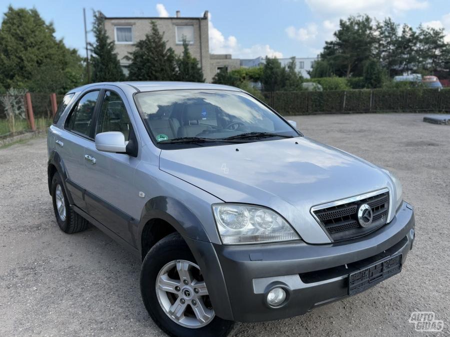 Grey Kia Sorento 2006 in Prienai, with an engine capacity of 2.50 L and mileage of 270 thousand km for 2400 €, photo 7 on AUTOMOTO.COM.LV