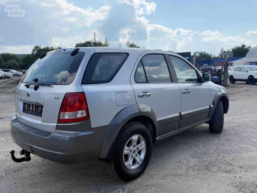 Grey Kia Sorento 2006 in Prienai, with an engine capacity of 2.50 L and mileage of 270 thousand km for 2400 €, photo 10 on AUTOMOTO.COM.LV