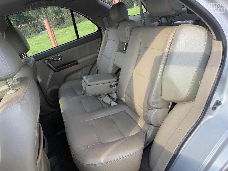 Grey Kia Sorento 2006 in Prienai, with an engine capacity of 2.50 L and mileage of 270 thousand km for 2400 €, photo 15 on AUTOMOTO.COM.LV