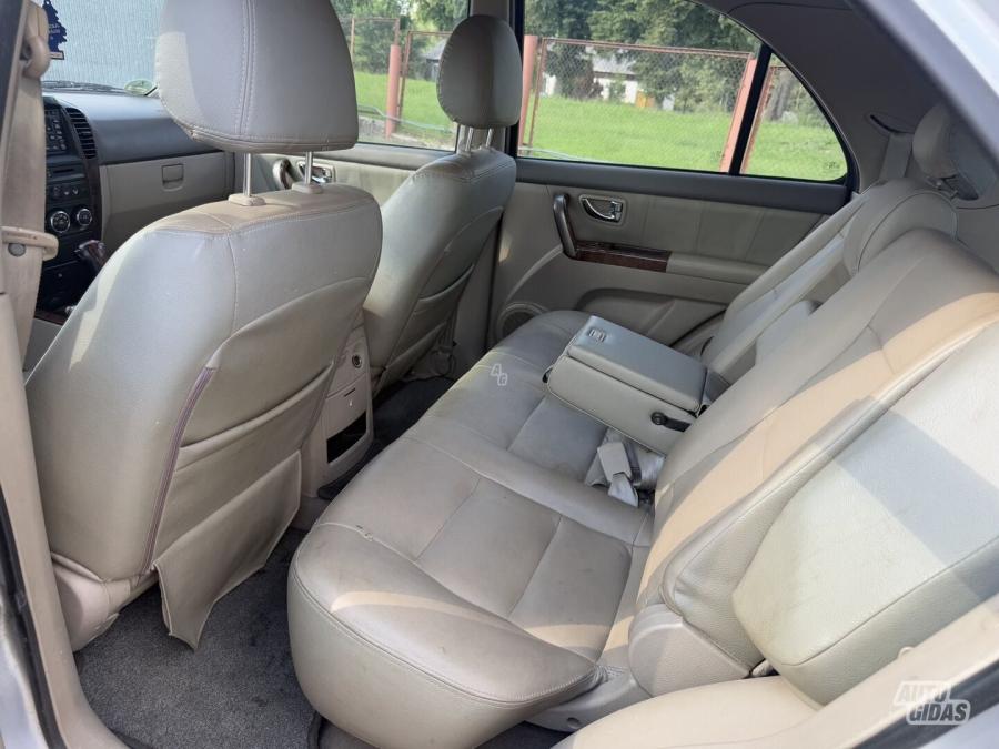 Grey Kia Sorento 2006 in Prienai, with an engine capacity of 2.50 L and mileage of 270 thousand km for 2400 €, photo 16 on AUTOMOTO.COM.LV