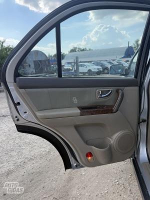 Grey Kia Sorento 2006 in Prienai, with an engine capacity of 2.50 L and mileage of 270 thousand km for 2400 €, photo 17 on AUTOMOTO.COM.LV