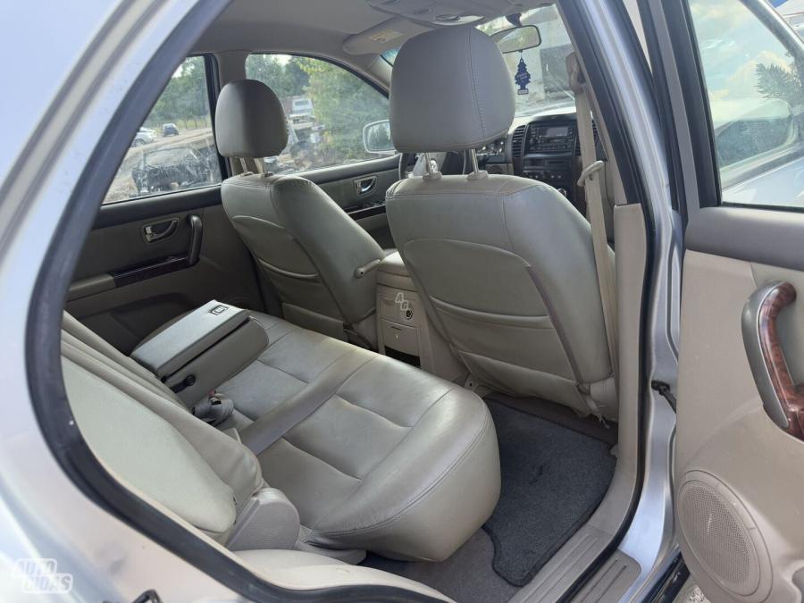 Grey Kia Sorento 2006 in Prienai, with an engine capacity of 2.50 L and mileage of 270 thousand km for 2400 €, photo 20 on AUTOMOTO.COM.LV