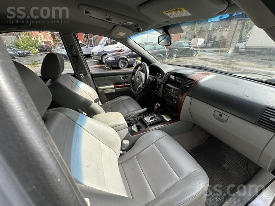 Grey Kia Sorento 2006 in Jelgava, with an engine capacity of 2.50 L and mileage of 234 thousand km for 2000 €, photo 8 on AUTOMOTO.COM.LV