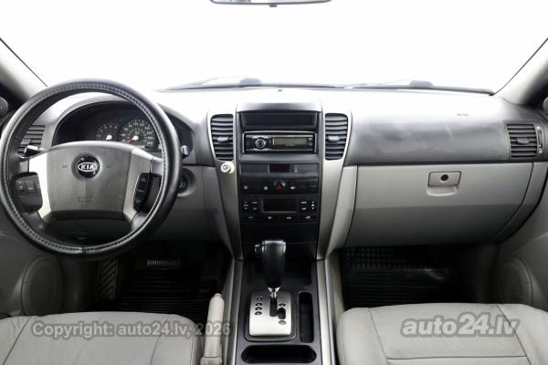 Grey Kia Sorento 2006 in Tallinn, with an engine capacity of 2.50 L and mileage of 268 thousand km for 1699 €, photo 6 on AUTOMOTO.COM.LV