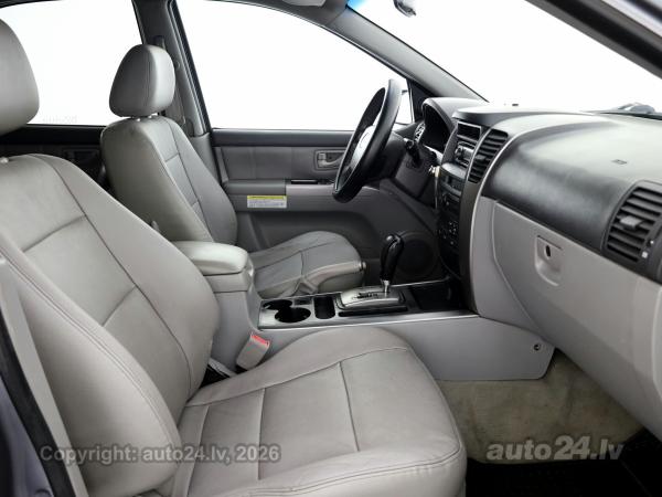 Grey Kia Sorento 2006 in Tallinn, with an engine capacity of 2.50 L and mileage of 268 thousand km for 1699 €, photo 7 on AUTOMOTO.COM.LV