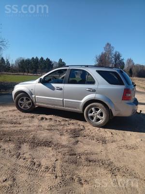 Grey Kia Sorento 2007 in Rezekne, with an engine capacity of 2.50 L and mileage of 320 thousand km for 2200 €, photo 4 on AUTOMOTO.COM.LV