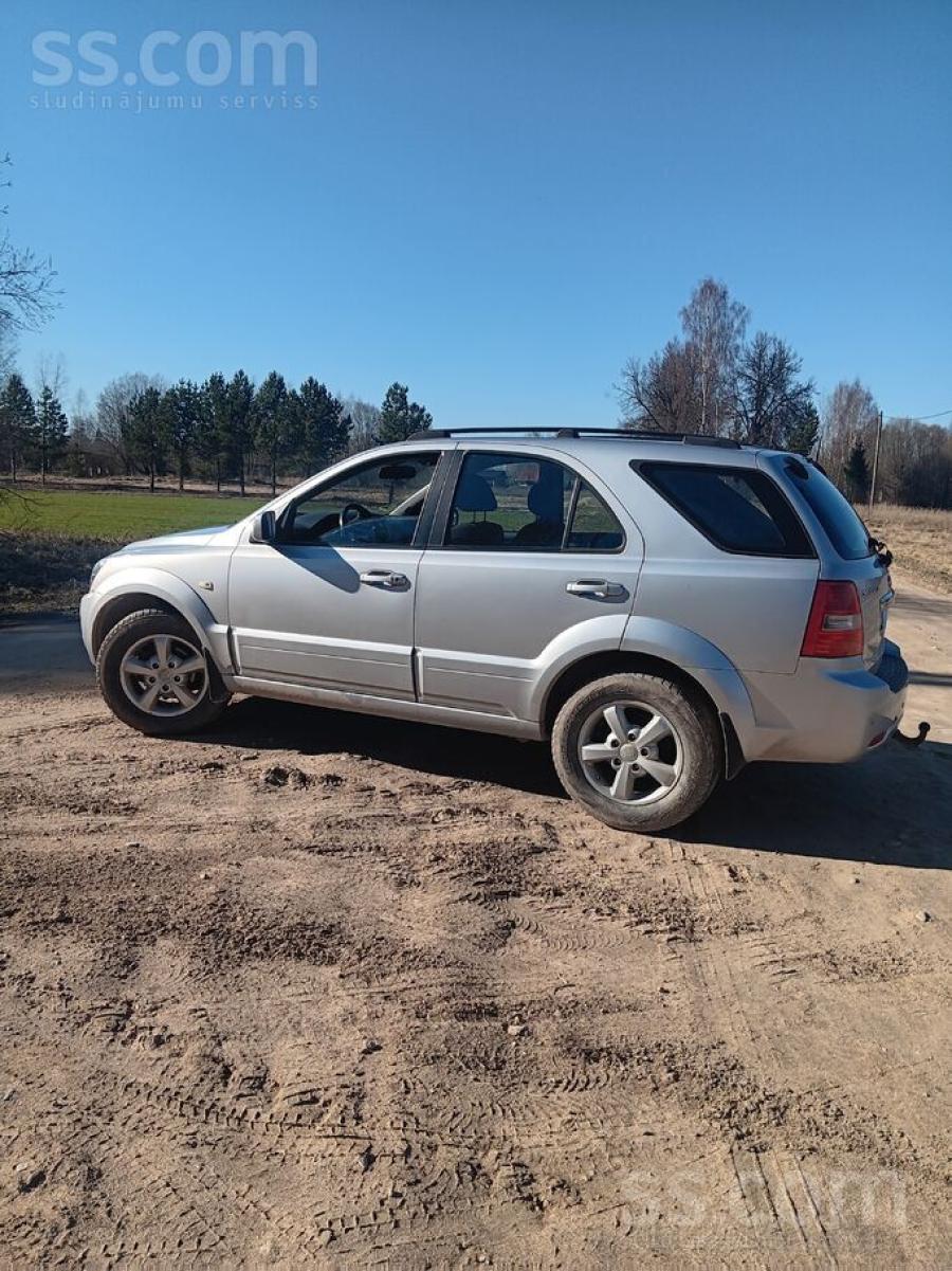 Grey Kia Sorento 2007 in Rezekne, with an engine capacity of 2.50 L and mileage of 320 thousand km for 2200 €, photo 4 on AUTOMOTO.COM.LV