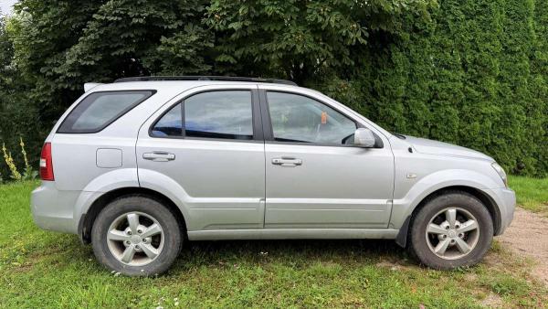 Grey Kia Sorento 2007 in Kretinga, with an engine capacity of 2.50 L and mileage of 284 thousand km for 2700 €, photo 3 on AUTOMOTO.COM.LV