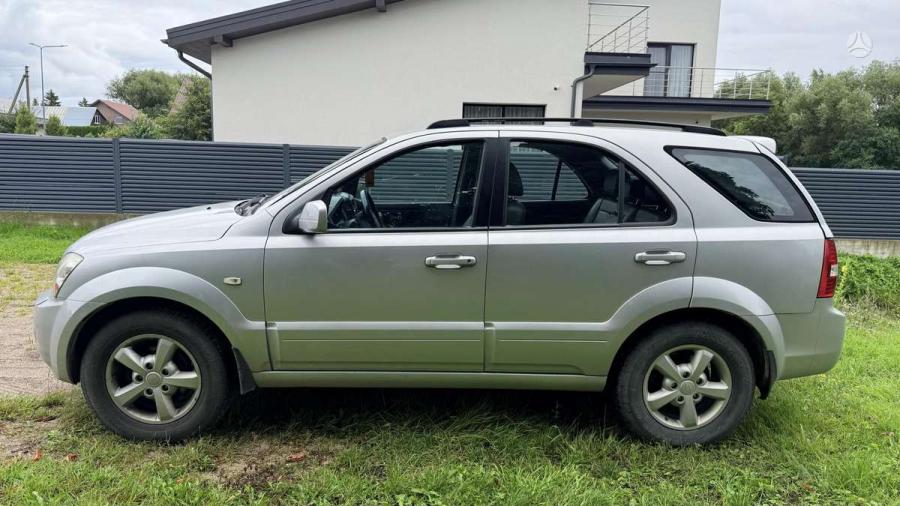 Grey Kia Sorento 2007 in Kretinga, with an engine capacity of 2.50 L and mileage of 284 thousand km for 2700 €, photo 4 on AUTOMOTO.COM.LV