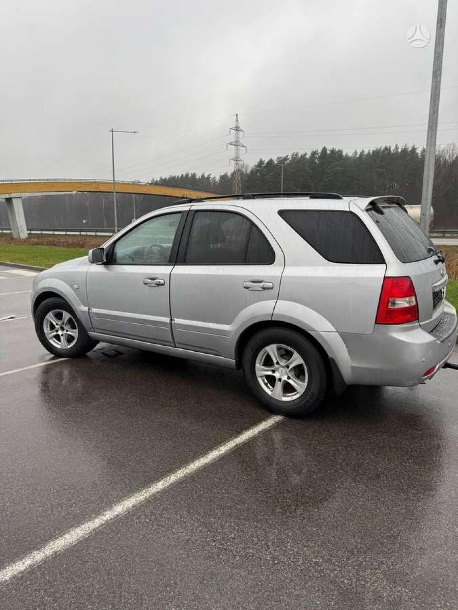 Grey Kia Sorento 2007 in Kaunas, with an engine capacity of 2.50 L and mileage of 340 thousand km for 2850 €, photo 3 on AUTOMOTO.COM.LV
