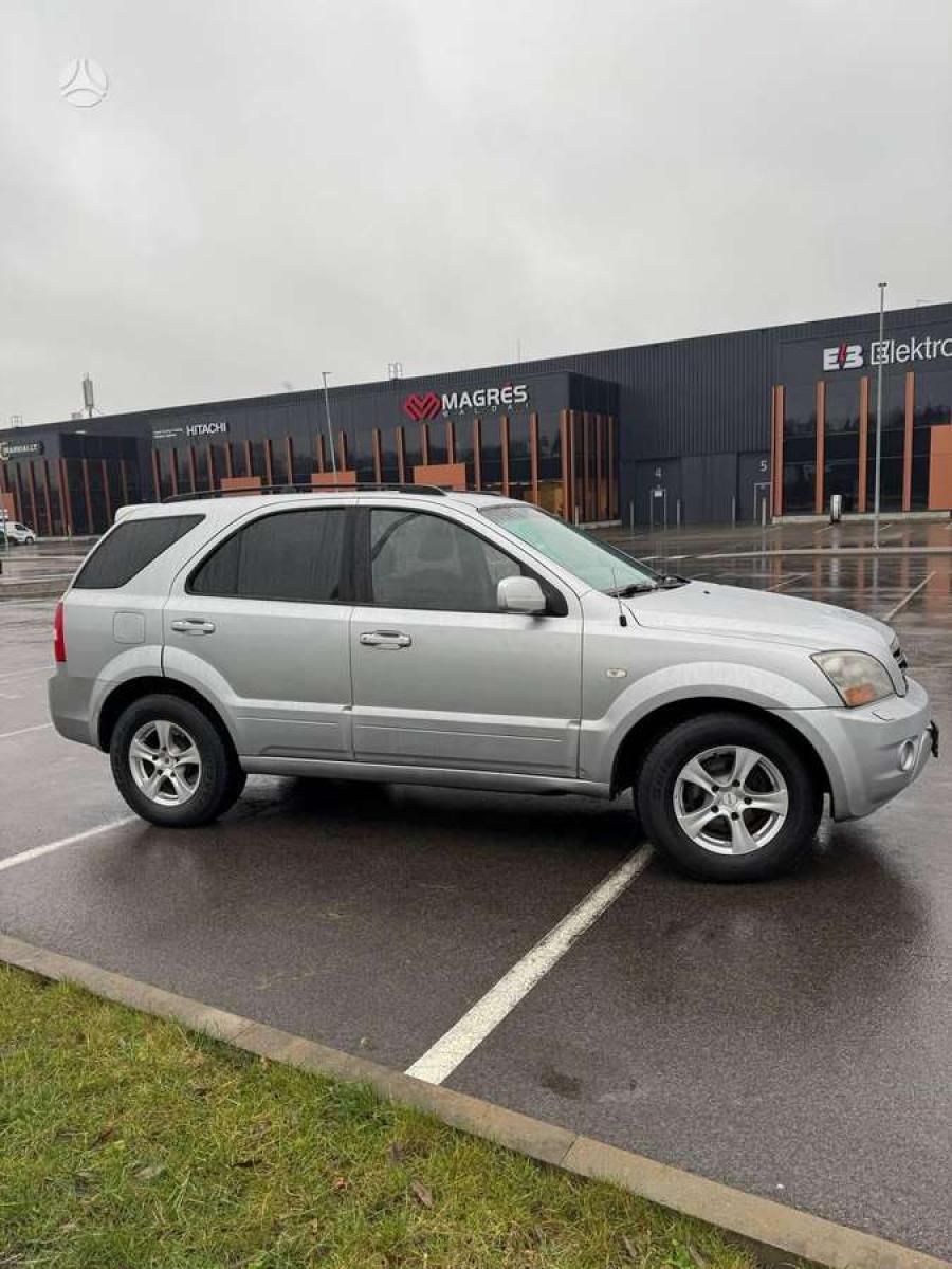 Grey Kia Sorento 2007 in Kaunas, with an engine capacity of 2.50 L and mileage of 340 thousand km for 2850 €, photo 6 on AUTOMOTO.COM.LV