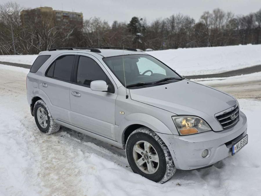 Grey Kia Sorento 2007 in Vilnius, with an engine capacity of 3.34 L and mileage of 350 thousand km for 1600 €, photo 1 on AUTOMOTO.COM.LV