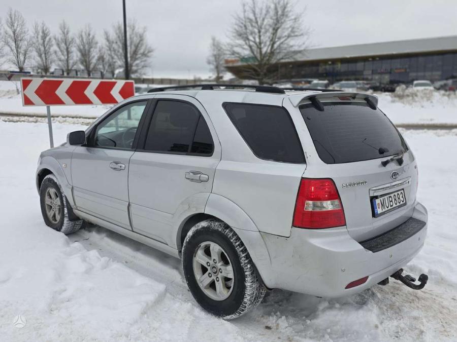 Grey Kia Sorento 2007 in Vilnius, with an engine capacity of 3.34 L and mileage of 350 thousand km for 1600 €, photo 4 on AUTOMOTO.COM.LV