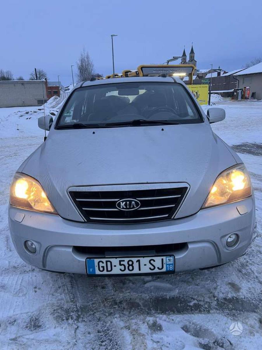 Grey Kia Sorento 2007 in Vilkaviskis, with an engine capacity of 2.50 L and mileage of 307 thousand km for 2600 €, photo 2 on AUTOMOTO.COM.LV