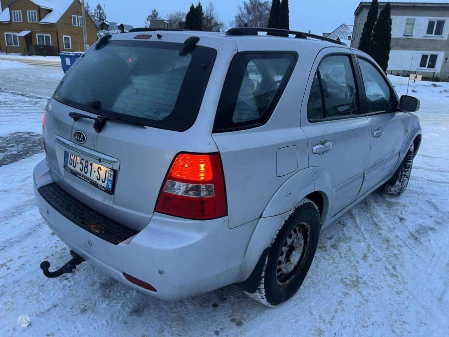 Grey Kia Sorento 2007 in Vilkaviskis, with an engine capacity of 2.50 L and mileage of 307 thousand km for 2600 €, photo 8 on AUTOMOTO.COM.LV