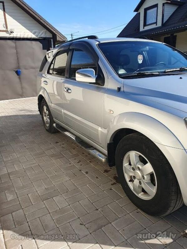 Grey Kia Sorento 2007 in Rakvere, with an engine capacity of 2.50 L and mileage of 357 thousand km for 3498 €, photo 3 on AUTOMOTO.COM.LV