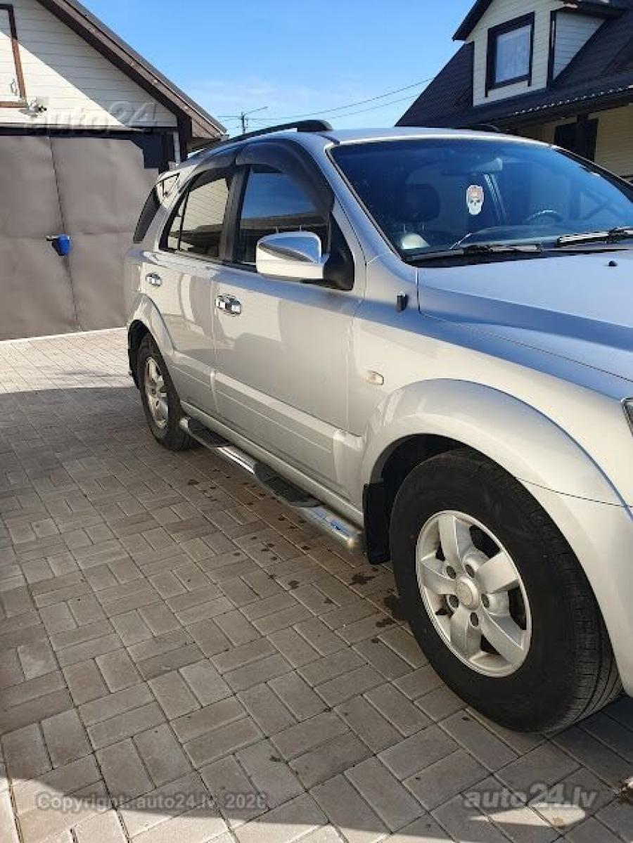 Grey Kia Sorento 2007 in Rakvere, with an engine capacity of 2.50 L and mileage of 357 thousand km for 3498 €, photo 4 on AUTOMOTO.COM.LV