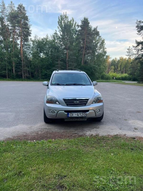 Kia Sorento 2007 in Riga on AUTOMOTO.COM.LV Grey Kia Sorento 2007 in Riga, with an engine capacity of 2.50 L and mileage of 294 thousand km for 2800 €, photo 1 on AUTOMOTO.COM.LV
