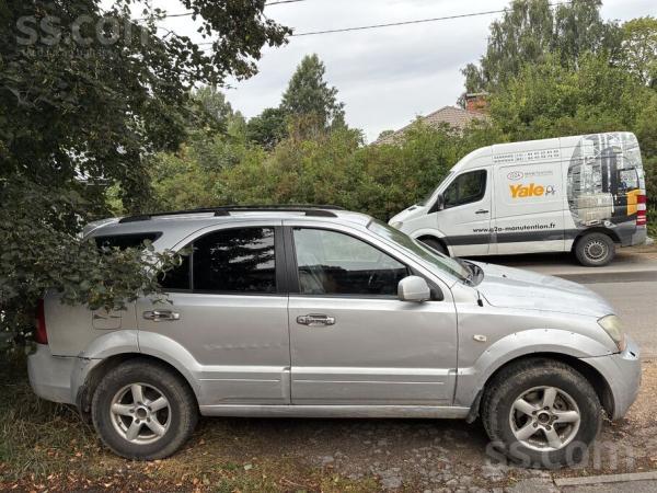 Grey Kia Sorento 2007 in Riga, with an engine capacity of 2.50 L and mileage of 340 thousand km for 1000 €, photo 4 on AUTOMOTO.COM.LV