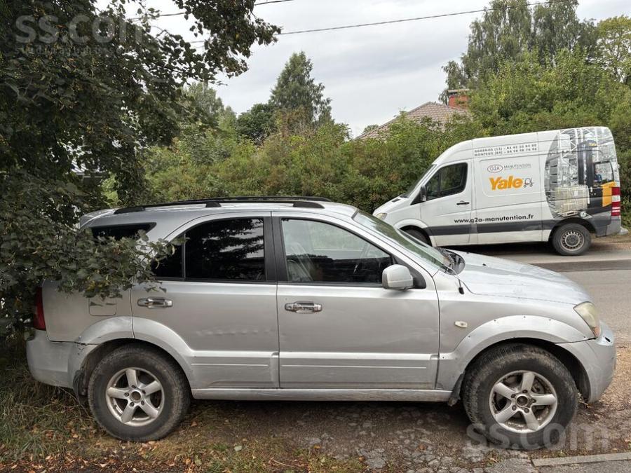 Pelēks Kia Sorento 2007 Rīga, ar dzinēja tilpumu 2.50 L un nobraukumu 340 tūkst. km par 1000 €, foto 5 vietnē AUTOMOTO.COM.LV