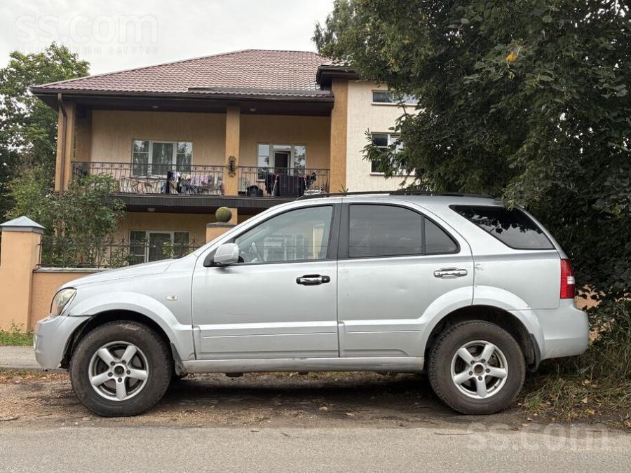 Pelēks Kia Sorento 2007 Rīga, ar dzinēja tilpumu 2.50 L un nobraukumu 340 tūkst. km par 1000 €, foto 6 vietnē AUTOMOTO.COM.LV