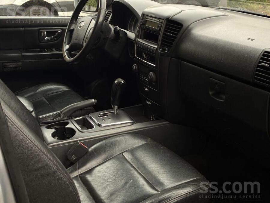 Pelēks Kia Sorento 2007 Rīga, ar dzinēja tilpumu 2.50 L un nobraukumu 340 tūkst. km par 1000 €, foto 9 vietnē AUTOMOTO.COM.LV