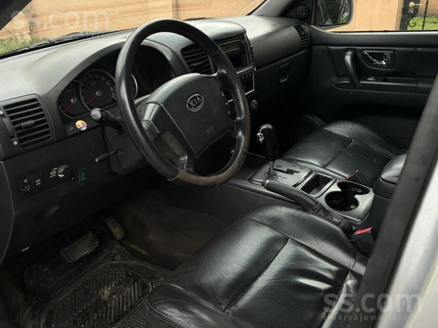 Pelēks Kia Sorento 2007 Rīga, ar dzinēja tilpumu 2.50 L un nobraukumu 340 tūkst. km par 1000 €, foto 12 vietnē AUTOMOTO.COM.LV
