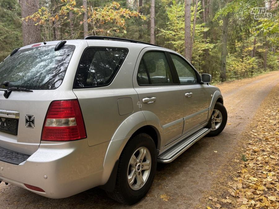 Grey Kia Sorento 2007 in Prienai, with an engine capacity of 2.50 L and mileage of 260 thousand km for 3150 €, photo 7 on AUTOMOTO.COM.LV