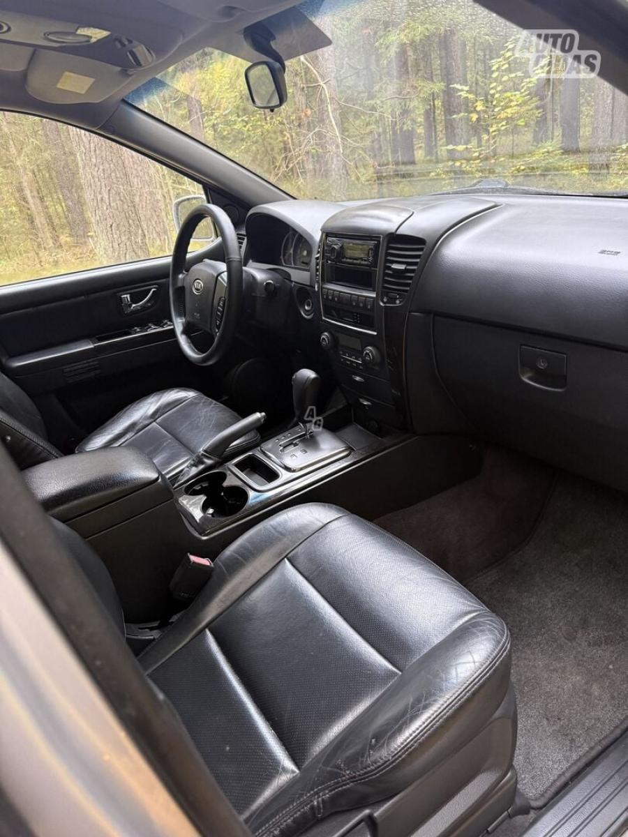 Grey Kia Sorento 2007 in Prienai, with an engine capacity of 2.50 L and mileage of 260 thousand km for 3150 €, photo 19 on AUTOMOTO.COM.LV