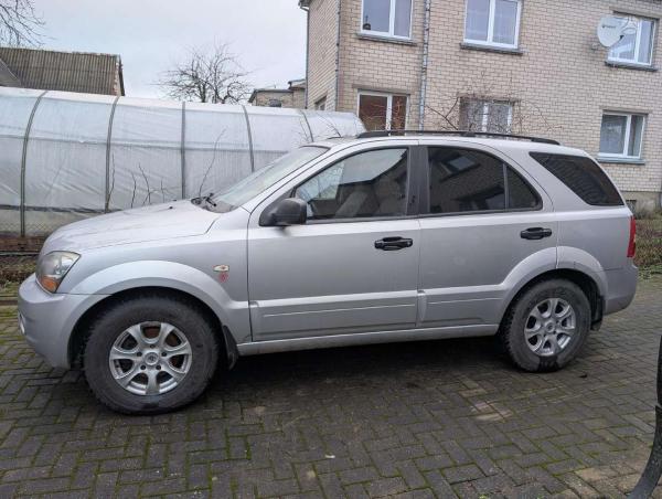 Grey Kia Sorento 2008 in Telschi, with an engine capacity of 2.50 L and mileage of 212 thousand km for 2000 €, photo 3 on AUTOMOTO.COM.LV