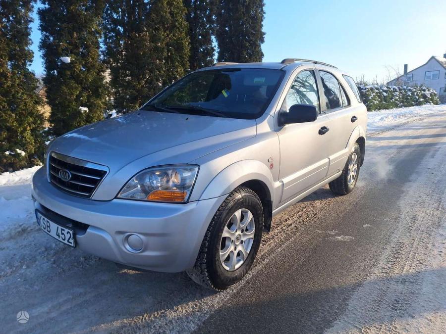Grey Kia Sorento 2008 in Kelme, with an engine capacity of 2.50 L and mileage of 210 thousand km for 3450 €, photo 1 on AUTOMOTO.COM.LV