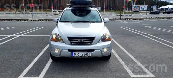 Grey Kia Sorento 2008 in Riga, with an engine capacity of 2.50 L and mileage of 250 thousand km for 2980 €, photo 1 on AUTOMOTO.COM.LV