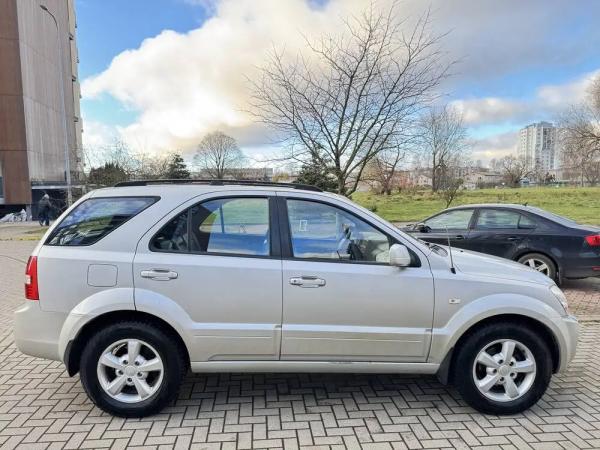 Grey Kia Sorento 2008 in Riga, with an engine capacity of 2.50 L and mileage of 280 thousand km for 2490 €, photo 3 on AUTOMOTO.COM.LV