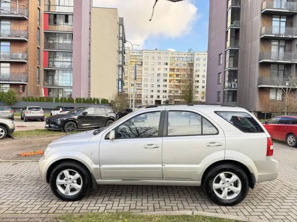 Grey Kia Sorento 2008 in Riga, with an engine capacity of 2.50 L and mileage of 280 thousand km for 2490 €, photo 4 on AUTOMOTO.COM.LV