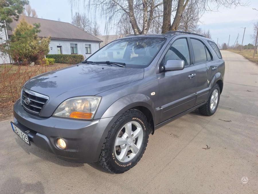 Grey Kia Sorento 2008 in Kelme, with an engine capacity of 2.50 L and mileage of 210 thousand km for 2800 €, photo 1 on AUTOMOTO.COM.LV