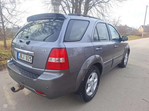 Grey Kia Sorento 2008 in Kelme, with an engine capacity of 2.50 L and mileage of 210 thousand km for 2800 €, photo 2 on AUTOMOTO.COM.LV