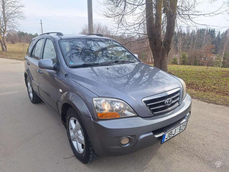 Grey Kia Sorento 2008 in Kelme, with an engine capacity of 2.50 L and mileage of 210 thousand km for 2800 €, photo 4 on AUTOMOTO.COM.LV