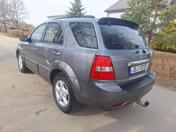 Grey Kia Sorento 2008 in Kelme, with an engine capacity of 2.50 L and mileage of 210 thousand km for 2800 €, photo 6 on AUTOMOTO.COM.LV