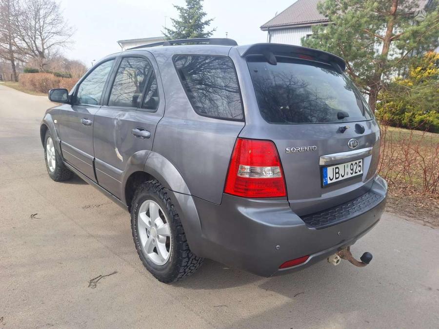 Grey Kia Sorento 2008 in Kelme, with an engine capacity of 2.50 L and mileage of 210 thousand km for 2800 €, photo 7 on AUTOMOTO.COM.LV