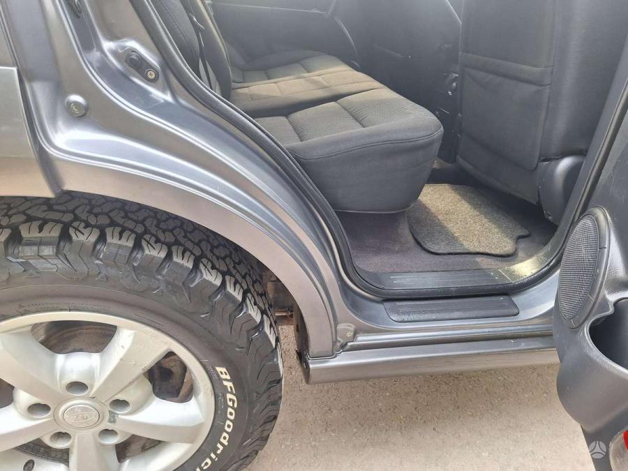 Grey Kia Sorento 2008 in Kelme, with an engine capacity of 2.50 L and mileage of 210 thousand km for 2800 €, photo 8 on AUTOMOTO.COM.LV