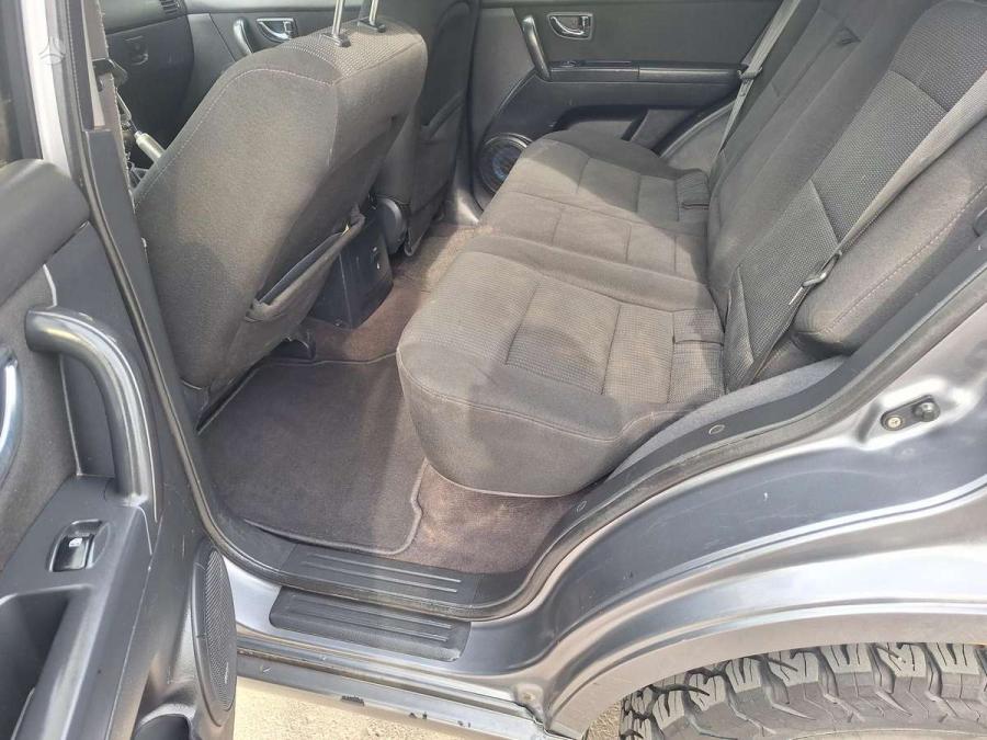 Grey Kia Sorento 2008 in Kelme, with an engine capacity of 2.50 L and mileage of 210 thousand km for 2800 €, photo 9 on AUTOMOTO.COM.LV