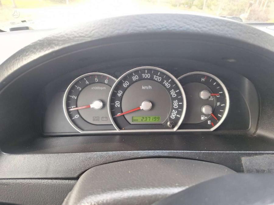 Grey Kia Sorento 2008 in Kelme, with an engine capacity of 2.50 L and mileage of 210 thousand km for 2800 €, photo 12 on AUTOMOTO.COM.LV