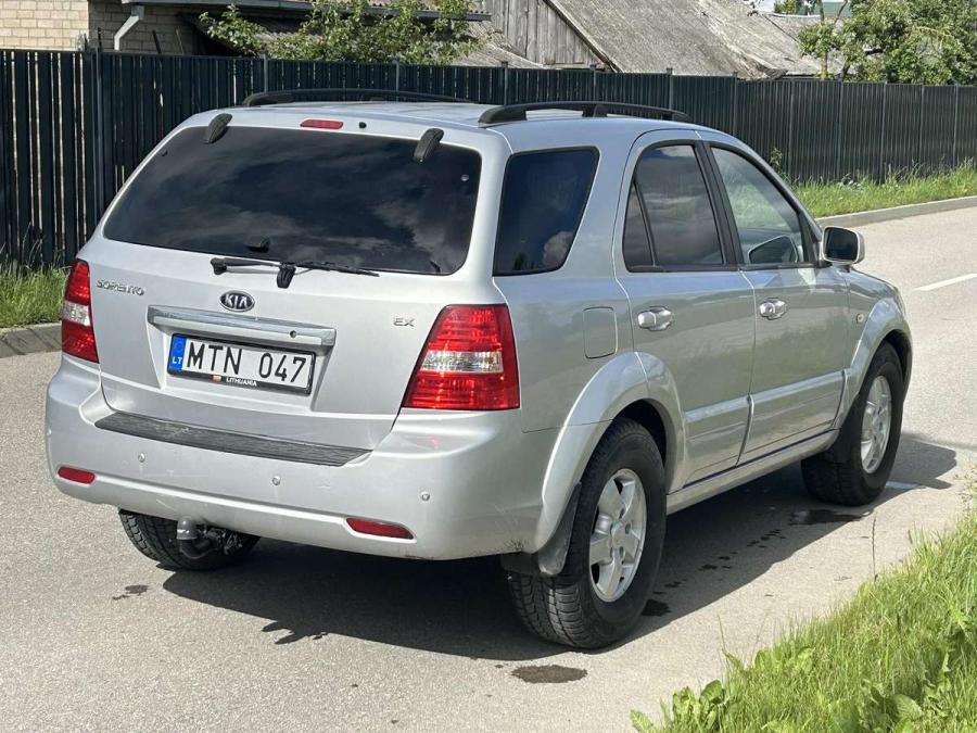 Grey Kia Sorento 2008 in Ukmerge, with an engine capacity of 2.50 L and mileage of 216 thousand km for 3250 €, photo 4 on AUTOMOTO.COM.LV