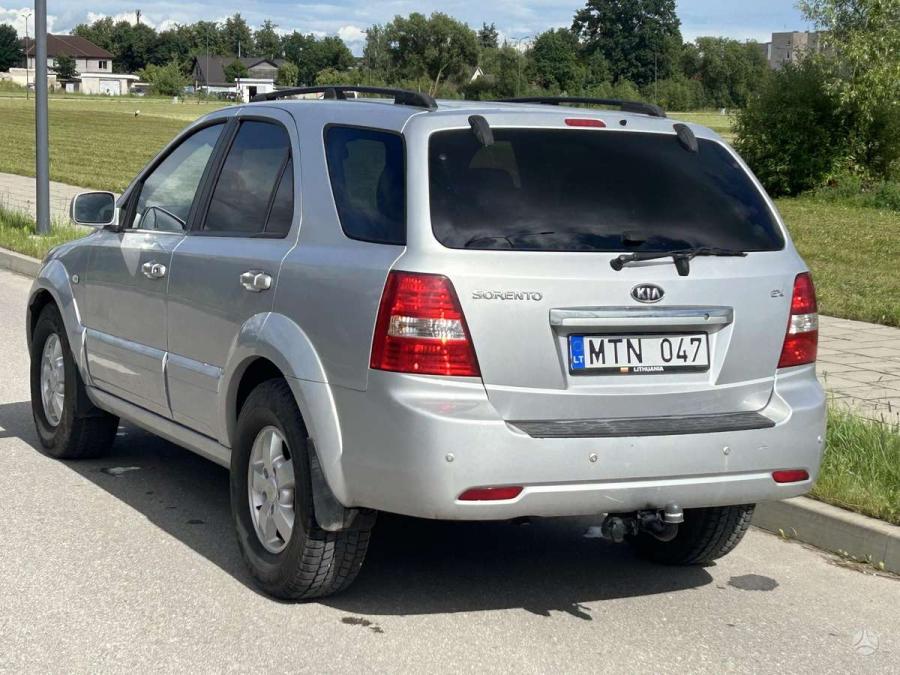 Grey Kia Sorento 2008 in Ukmerge, with an engine capacity of 2.50 L and mileage of 216 thousand km for 3250 €, photo 5 on AUTOMOTO.COM.LV