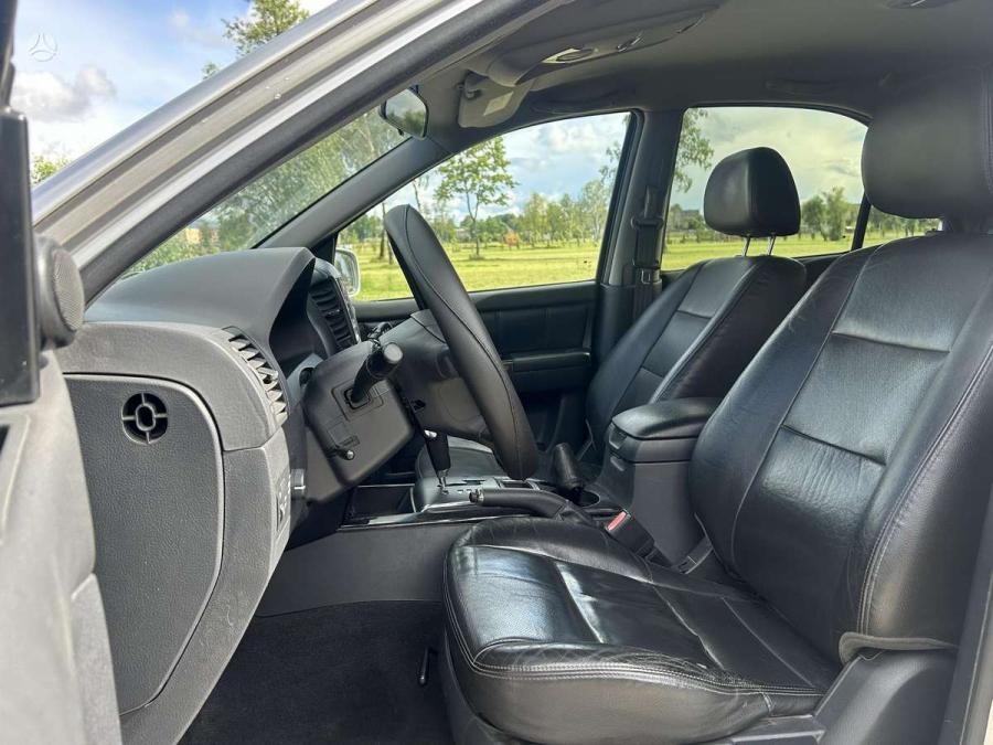 Grey Kia Sorento 2008 in Ukmerge, with an engine capacity of 2.50 L and mileage of 216 thousand km for 3250 €, photo 11 on AUTOMOTO.COM.LV