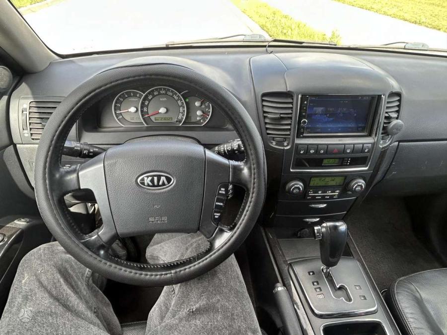 Grey Kia Sorento 2008 in Ukmerge, with an engine capacity of 2.50 L and mileage of 216 thousand km for 3250 €, photo 12 on AUTOMOTO.COM.LV